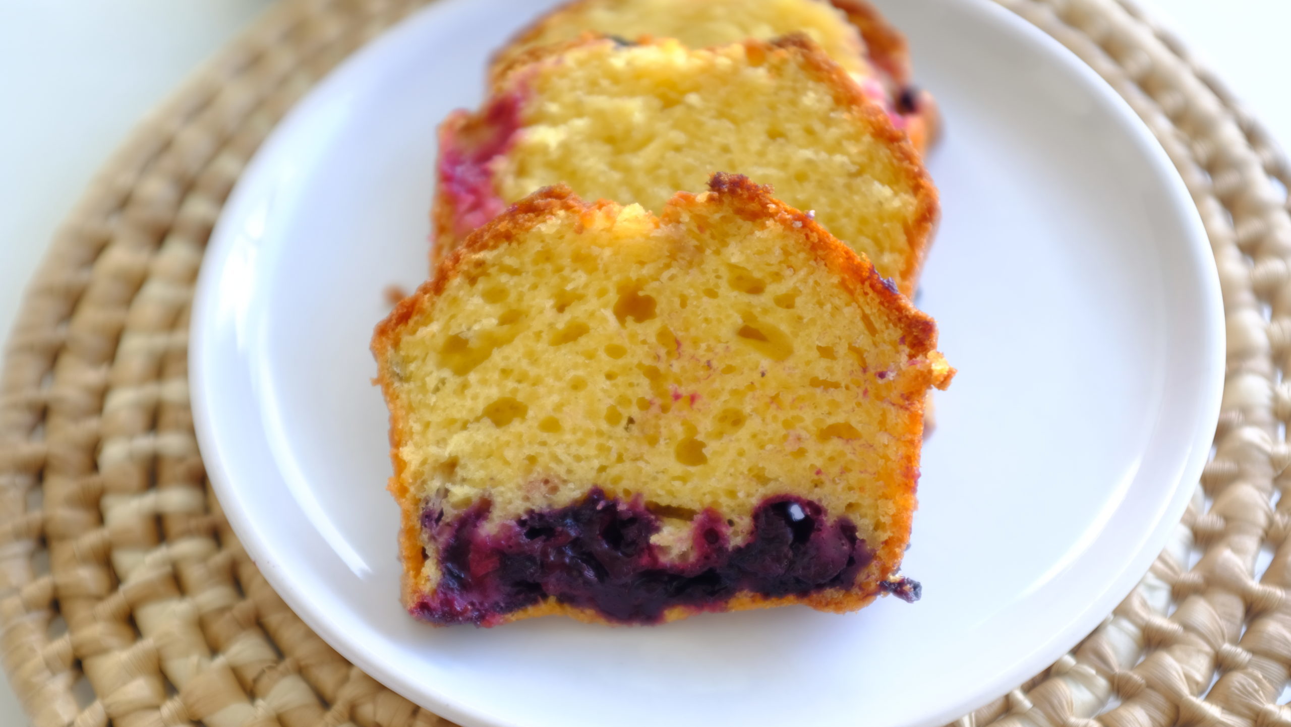 GÂTEAU AU YAOURT MOELLEUX AUX FRUITS ROUGES - Cuisine et Équilibre